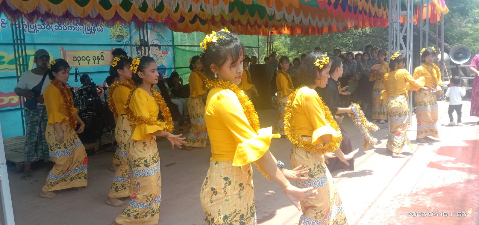 မဟာသင်္ကြန် အတက်နေ့ ဒဂုံမြို့သစ် ဆိပ်ကမ်း မြို့နယ်၌ ရေကစားသူများဖြင့