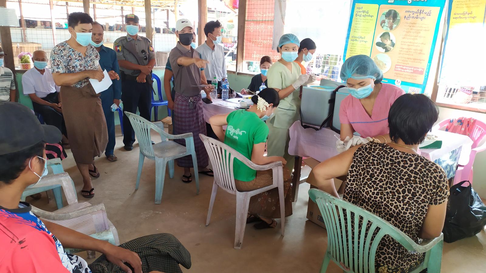 မိုးညိုမြို့နယ် စည်ပင်သာယာဈေးအတွင်း၌ ကိုဗစ် ၁၉ ထပ်ဆောင်းကာကွယ်ဆေးများ