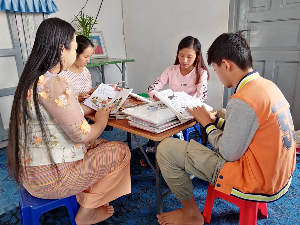 မိုင်းငေါ့မြို့တွင် Mobile စနစ်ဖြင့် ရပ်ကွက်နေပြည်သူများထံသို့ စာအုပ