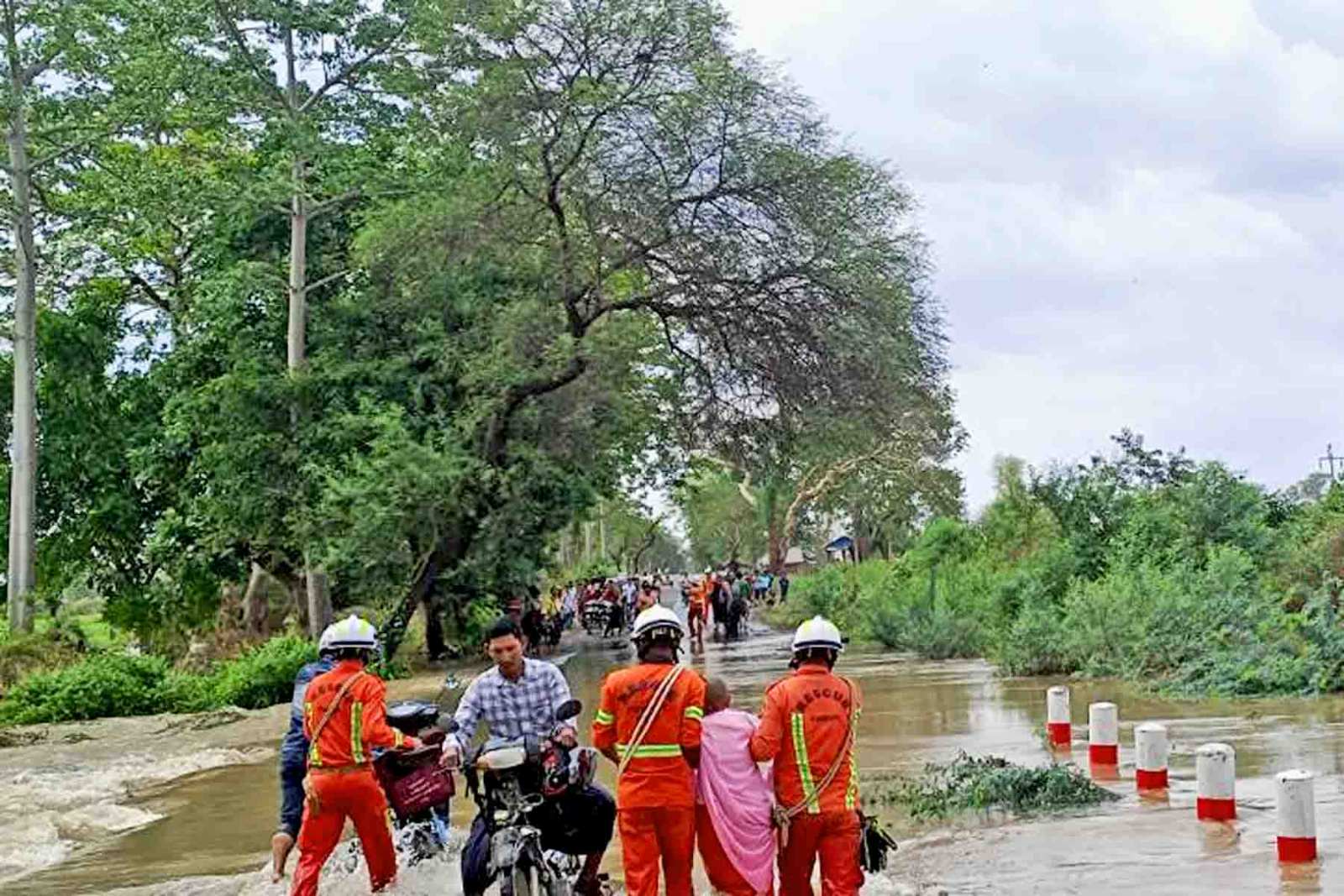 မင်းဘူး ပွင့်ဖြူ စလင်းကားလမ်းမပေါ် ရေကျော်နေသဖြင့် ခရီးသွားပြည်သူများ