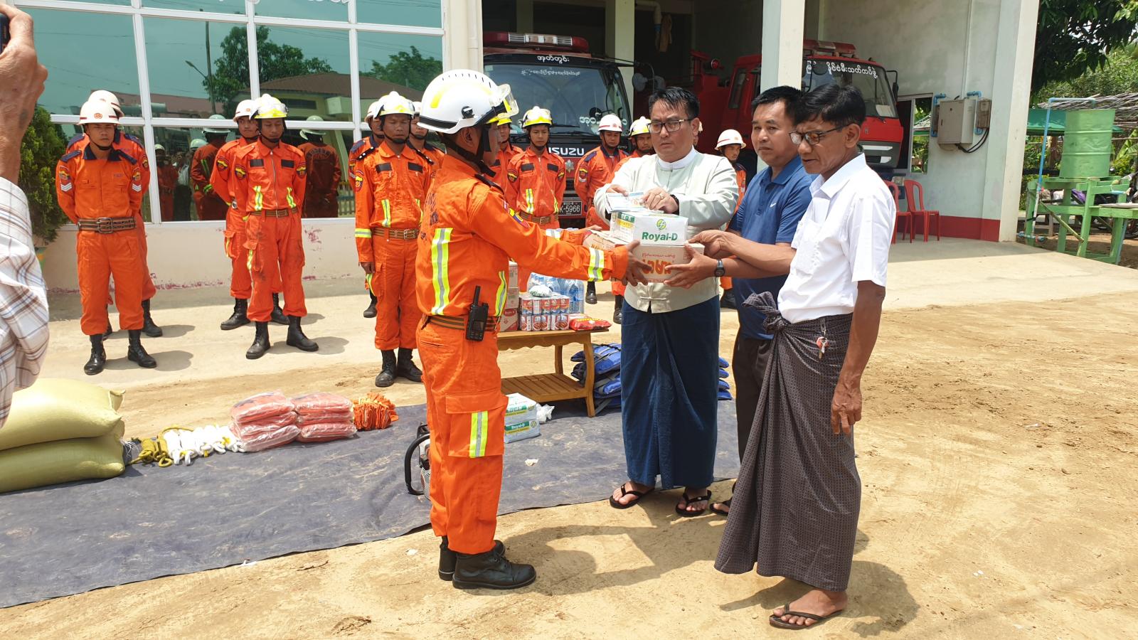 ရခိုင်ပြည်နယ်အတွင်း မုန်တိုင်းဒဏ်သင့် ပြည်သူများအား သွားရောက်ကူညီမည့် မ