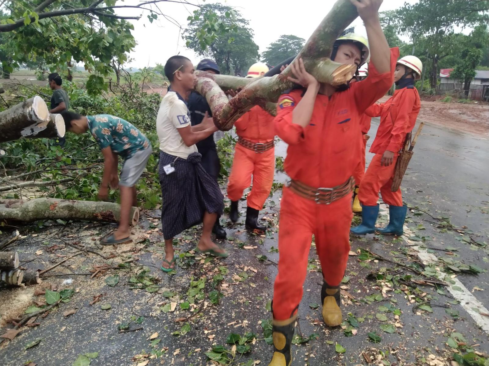 မိုးသည်းထန်စွာရွာသွန်း၍ လေပြင်းတိုက်ခတ်မှုကြောင့် ကျောက်တံခါးမြို့နယ