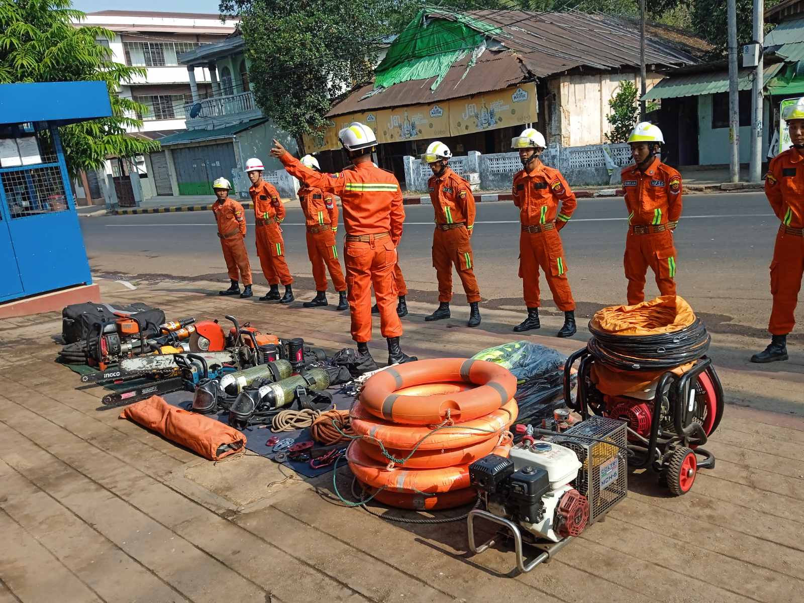 ကျိုက်ထိုမြိုနယ် မီးသတ်ဦးစီးဌာနမှ သဘာဝဘေးအန္တရာယ်ကျရောက်လာပါက ကူညီကယ်ဆယ