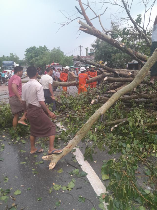 မိုးသည်းထန်စွာရွာသွန်း၍ လေပြင်းတိုက်ခတ်မှုကြောင့် ကျောက်တံခါးမြို့နယ