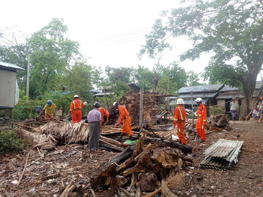 သာပေါင်းမြို့နယ်တွင် မိုးသက်လေပြင်းဘေးကြောင့် အိမ်ပြို၊ အမိုးလန်ခဲ့ရသည့