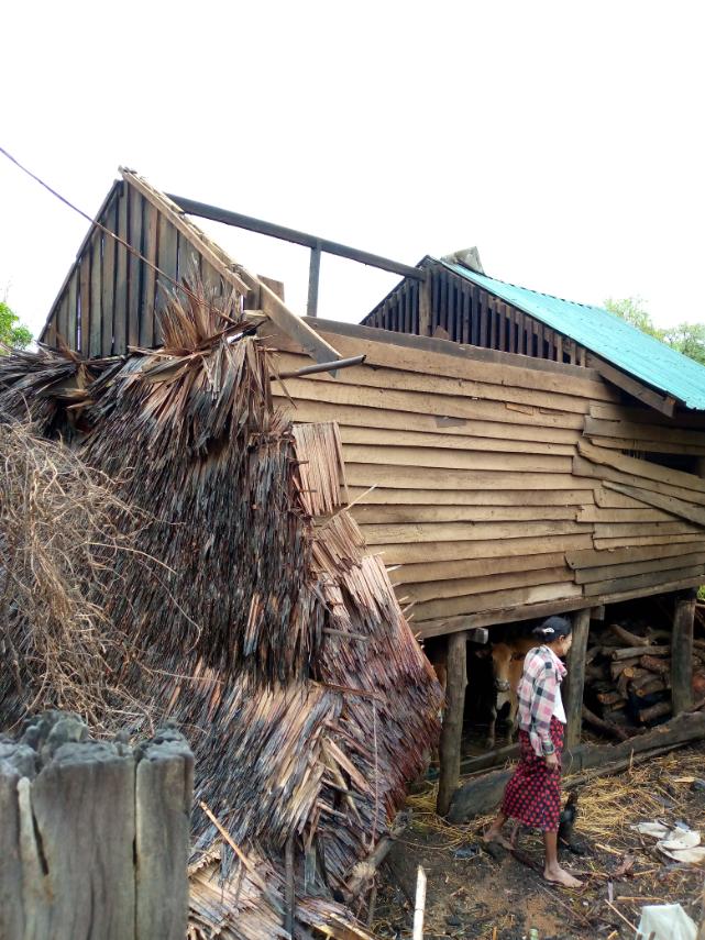 မအီမြို့နယ်တွင် လေပြင်းတိုက်ခတ်မှုကြောင့် လူနေအိမ် ၄ လုံး အမိုးလန်ပျက