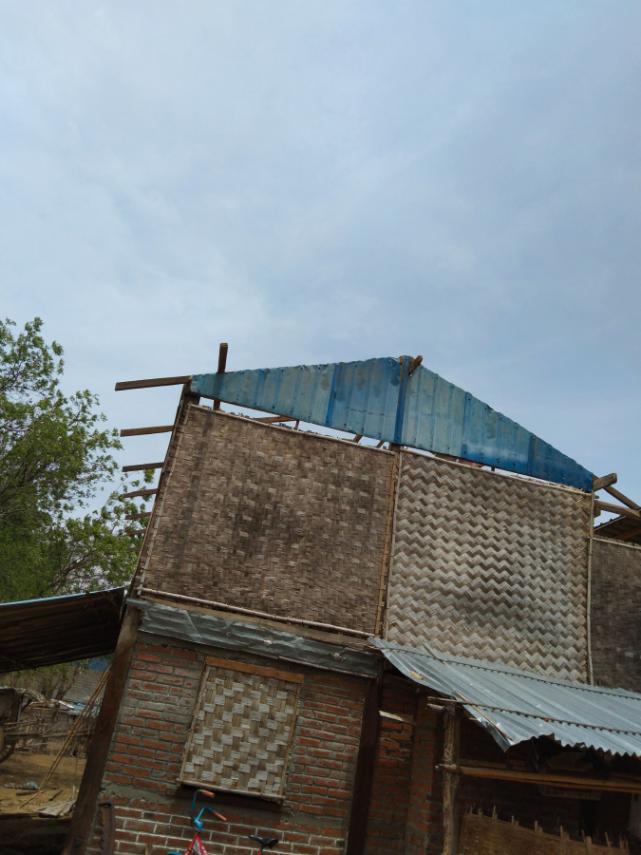 နတ်မောက်မြို့နယ်တွင် လေပြင်းတိုက်ခတ်မှုကြောင့် နေအိမ် ၁ လုံး အမိုးလန်ပ