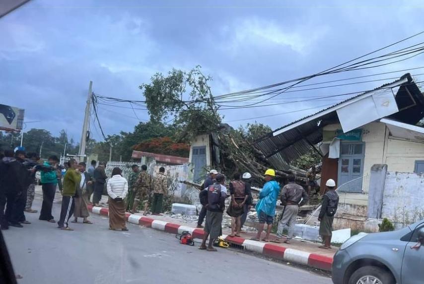 တောင်ကြီးမြို့တွင် မိုးရွာသွန်းမှုကြောင့် ပညာရေးကောလိပ်ဝန်းအတွင်း ညောင်ပင်လဲကျနေမှုအား ရှင်းလင