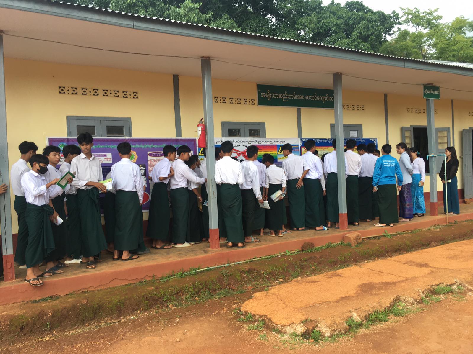 လွိုင်လင်မြို့ အမှတ် ၃ အခြေခံပညာအထက်တန်းကျောင်းတွင် လူငယ