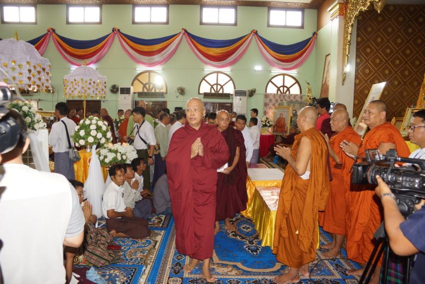 မန္တလေးမြို ဗန်းမော်ဆရာတော်ဘုရားကြီးအား ပါမောက္ခချုပ်ဆရာတော် ဓမ္မဒူတ ဒေ