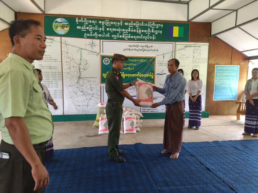 ချောက်မြို့နယ်၌ ချည်မျှင်ရှည်ဝါမျိုးစေ့ထောက်ပံ့ပေးအပ်ပွဲကျင်းပ