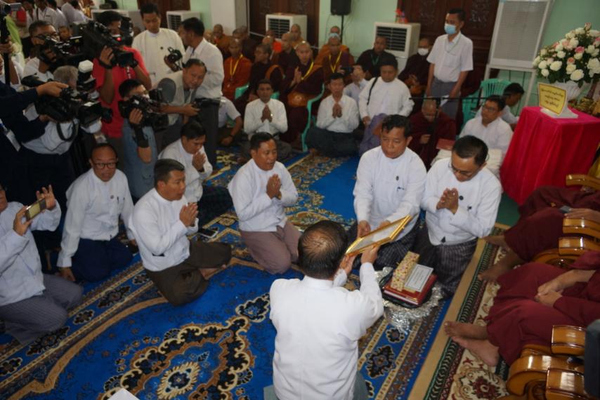 မန္တလေးမြို ဗန်းမော်ဆရာတော်ဘုရားကြီးအား ပါမောက္ခချုပ်ဆရာတော် ဓမ္မဒူတ ဒေ