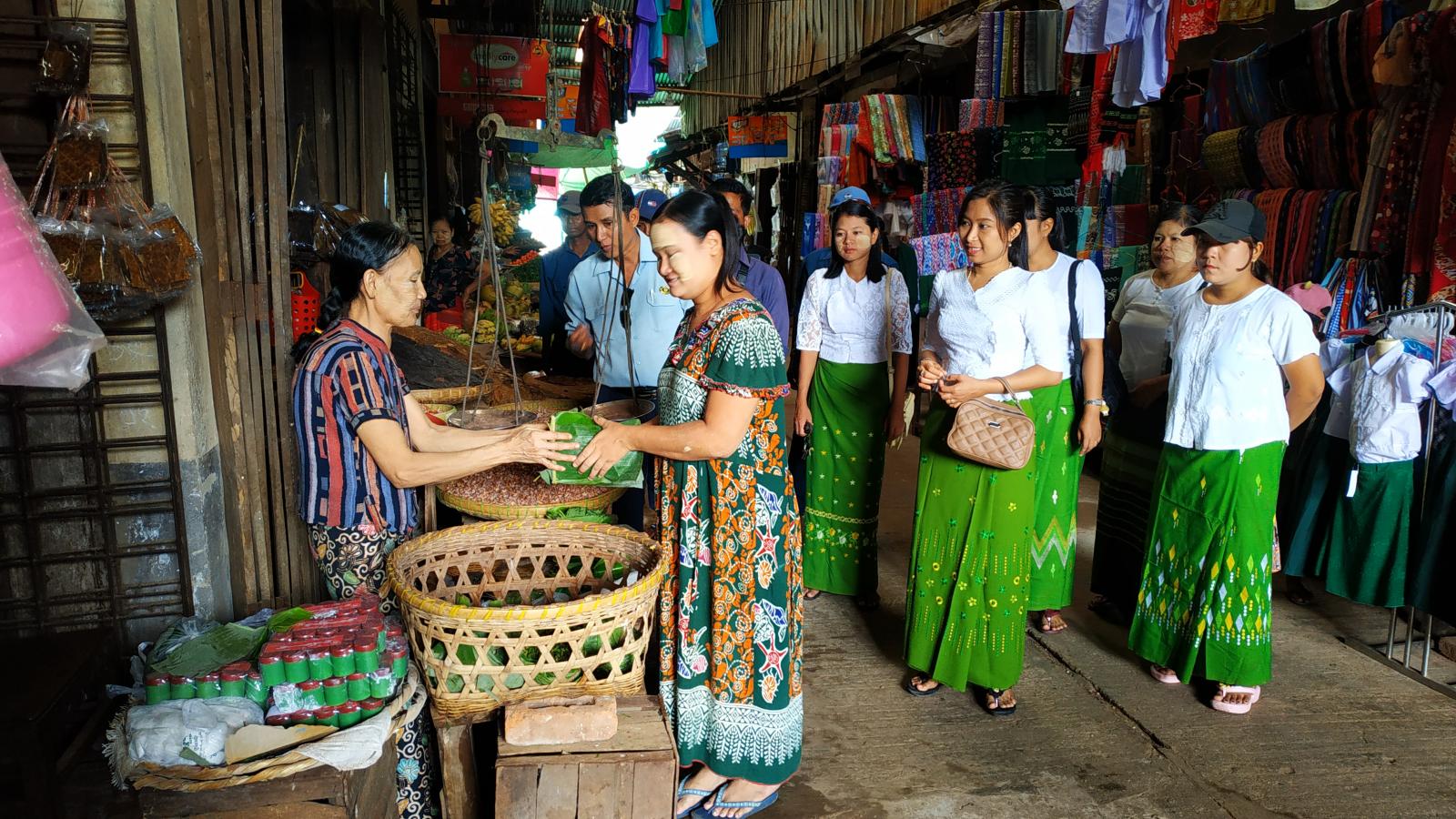 မင်းလှမြို့စည်ပင်သာယာဈေးအတွင်း ကြွပ်ကြွပ်အိတ်သုံးစွဲမှုလျော့ခ