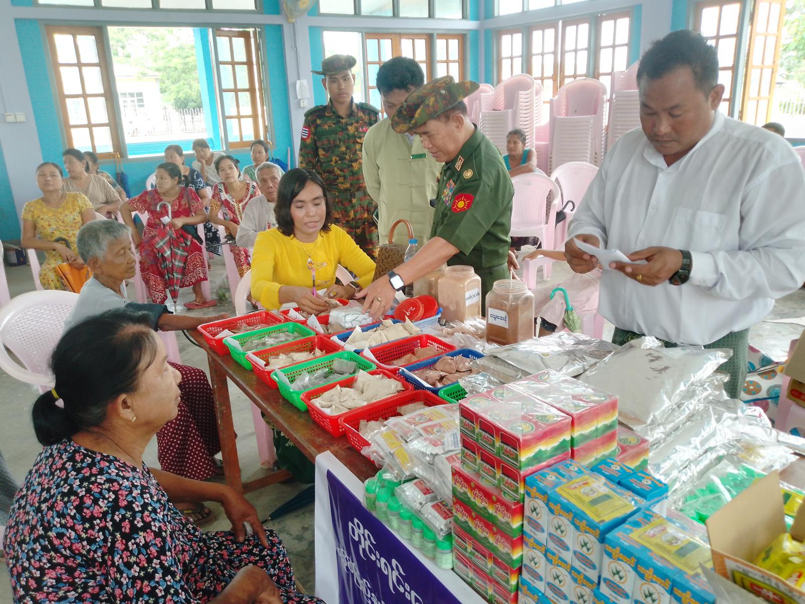 မြေပုံမြို့၌ ဗိုလ်မှူးချုပ် ကျော်ကျော်စိုးက တိုင်းရင်းဆေးပညာဦးစီးဌာန၊ ပြည်နယ်ဦးစီးမှူးဒေါ်သိန