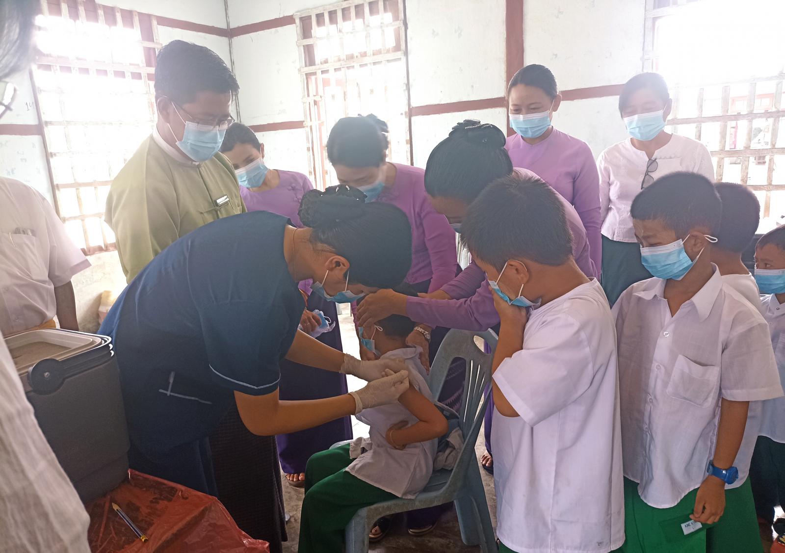 မိုင်းရယ်မြို့ အခြေခံပညာအထက်တန်းကျောင်းတွင် ကိုဗစ် ၁၉ ရောဂါ ကာကွယ်ဆေးမ