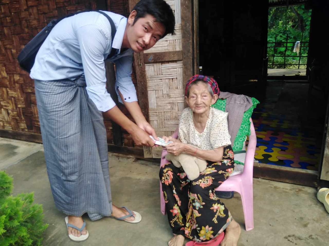 မိုးမောက်မြို့နယ်၌ အသက် ၈၅ နှစ်အထက် သက်ကြီးဘိုးဘွားများကို လူမူရေးပင်စင