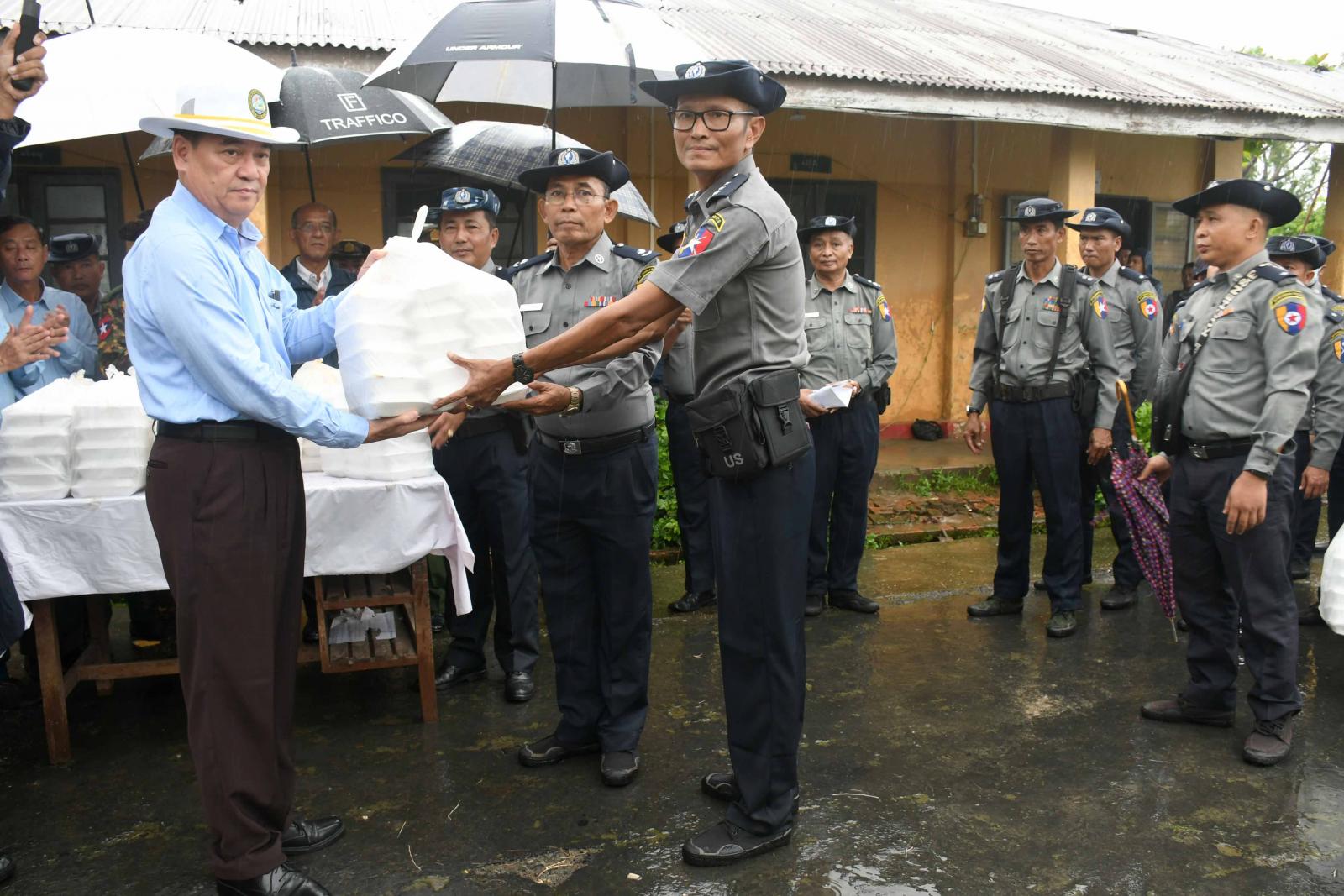 ရခိုင်ပြည်နယ်ဝန်ကြီးချုပ် ဦးထိန်လင်း ကူညီကယ်ဆယ်ရေးနှင့်ပြန်လည် ထူထောင