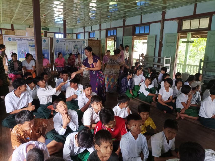 ကလေးဝမြို့ အမှတ် ၁ အခြေခံ ပညာအလယ်တန်းကျောင်းခွဲ၌ လက်ကမ်းစာစောင်များဖ