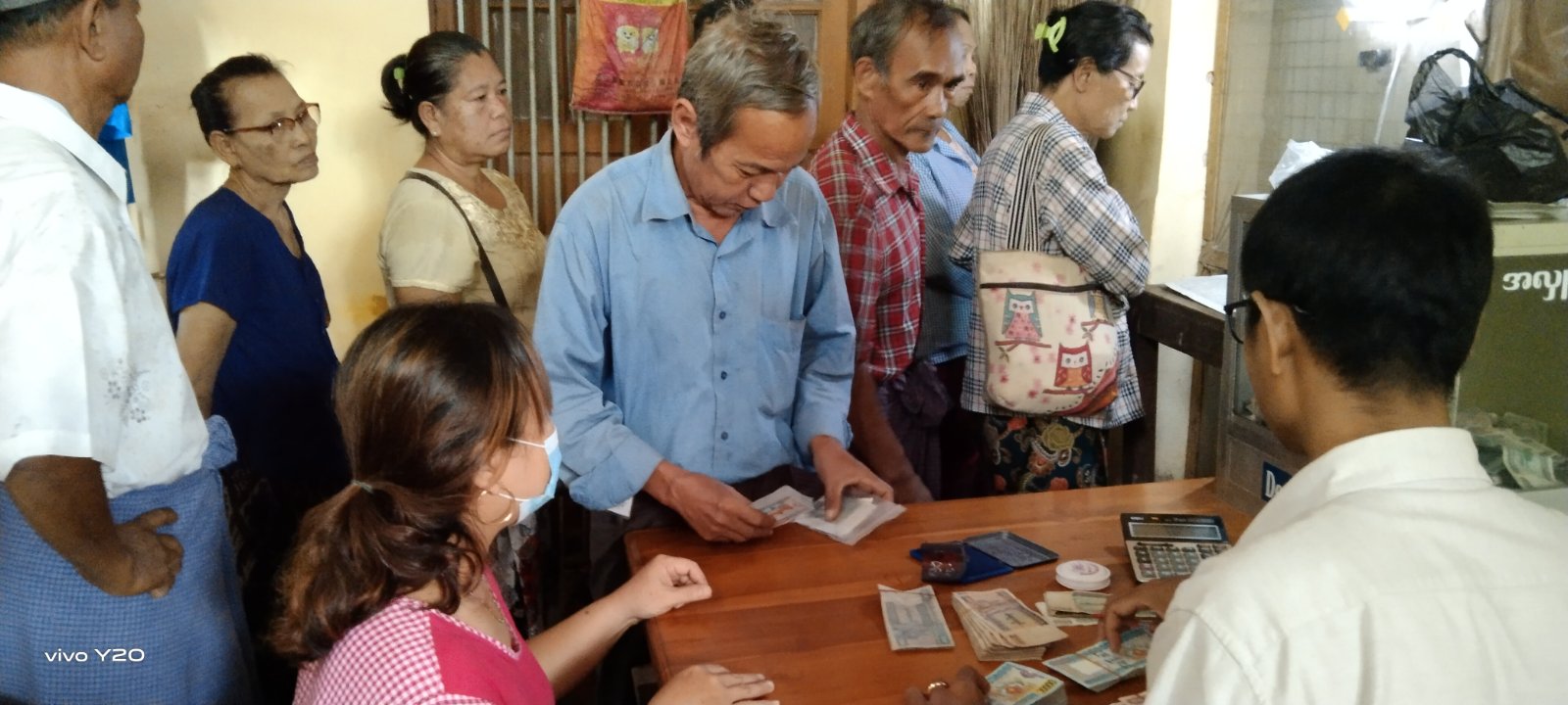 ကော့ကရိတ်မြို့ မြန်မာ့စီးပွားရေးဘဏ်၌ အငြိမ်းစားဝန်ထမ်းများ၏ ပင်စင်လစာမ