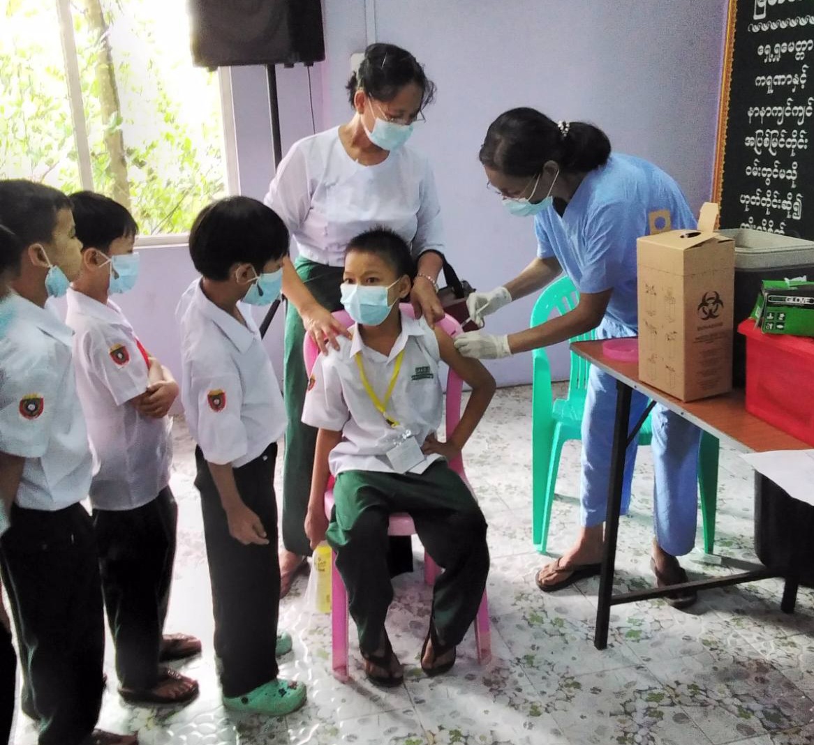 ကမာရွတ်မြို့နယ် အမှတ် ၄ အခြေခံပညာ အထက်တန်းကျောင်း၌ ကိုဗစ် ၁၉ ရောဂါကာကွယ