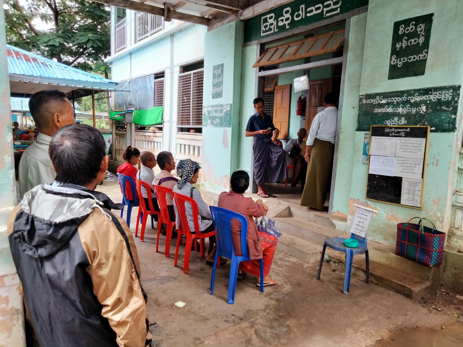 နတ်မောက်မြို့နယ် မြန်မာ့စီးပွာရေးဘဏ်တွင် နိုင်ငံ့ဝန်ထမ်းအငြိမ်းစား ပင