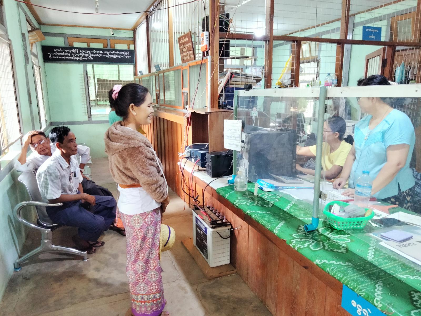 နတ်မောက်မြို့နယ် မြန်မာ့စီးပွာရေးဘဏ်တွင် နိုင်ငံ့ဝန်ထမ်းအငြိမ်းစား ပင