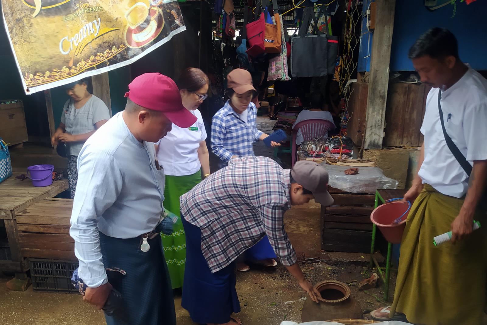 သရက်မြို့၌ သွေးလွန်တုပ်ကွေးရောဂါ ကြိုတင်ကာကွယ်ရေး အဘိတ်ဆေးခတ်ခြင်၊ ဖုံး