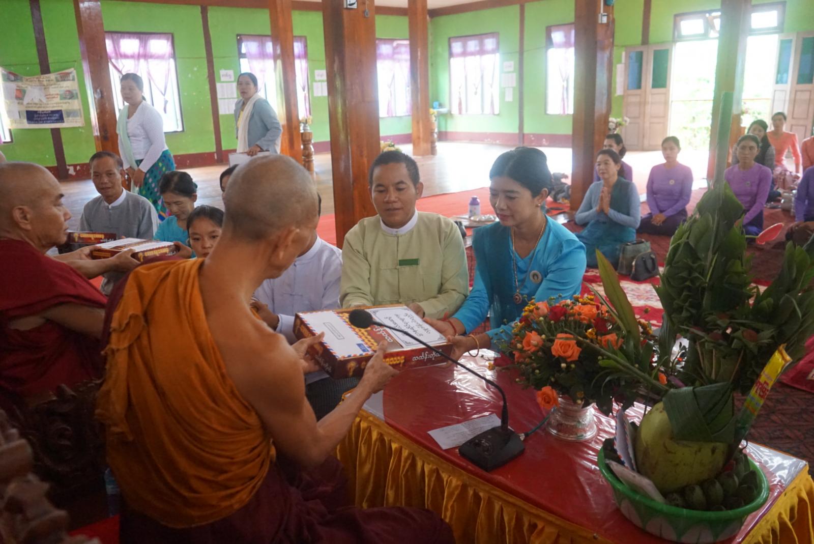 မိုးနဲမြို့နယ် ဌာနဆိုင်ရာများစုပေါင်း ဝါဆိုသင်္ကန်း ဆက်ကပ် လှူဒါန်း