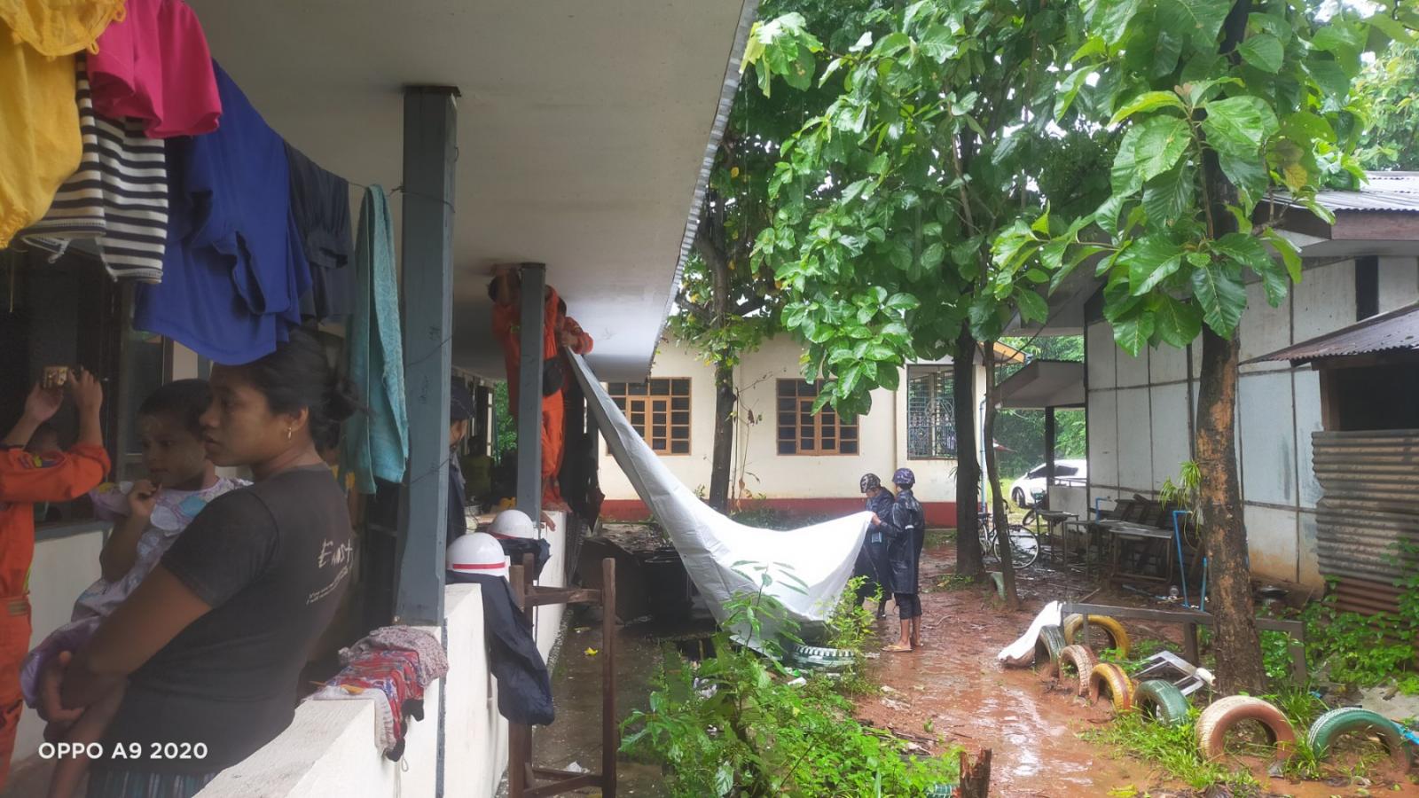 ကေ့ာကရိတ်မြို့၌ မိုးအဆက်မပြတ်ရွာသွန်းမှုကြောင့် လူနေအိမ်များသို့ရေများ