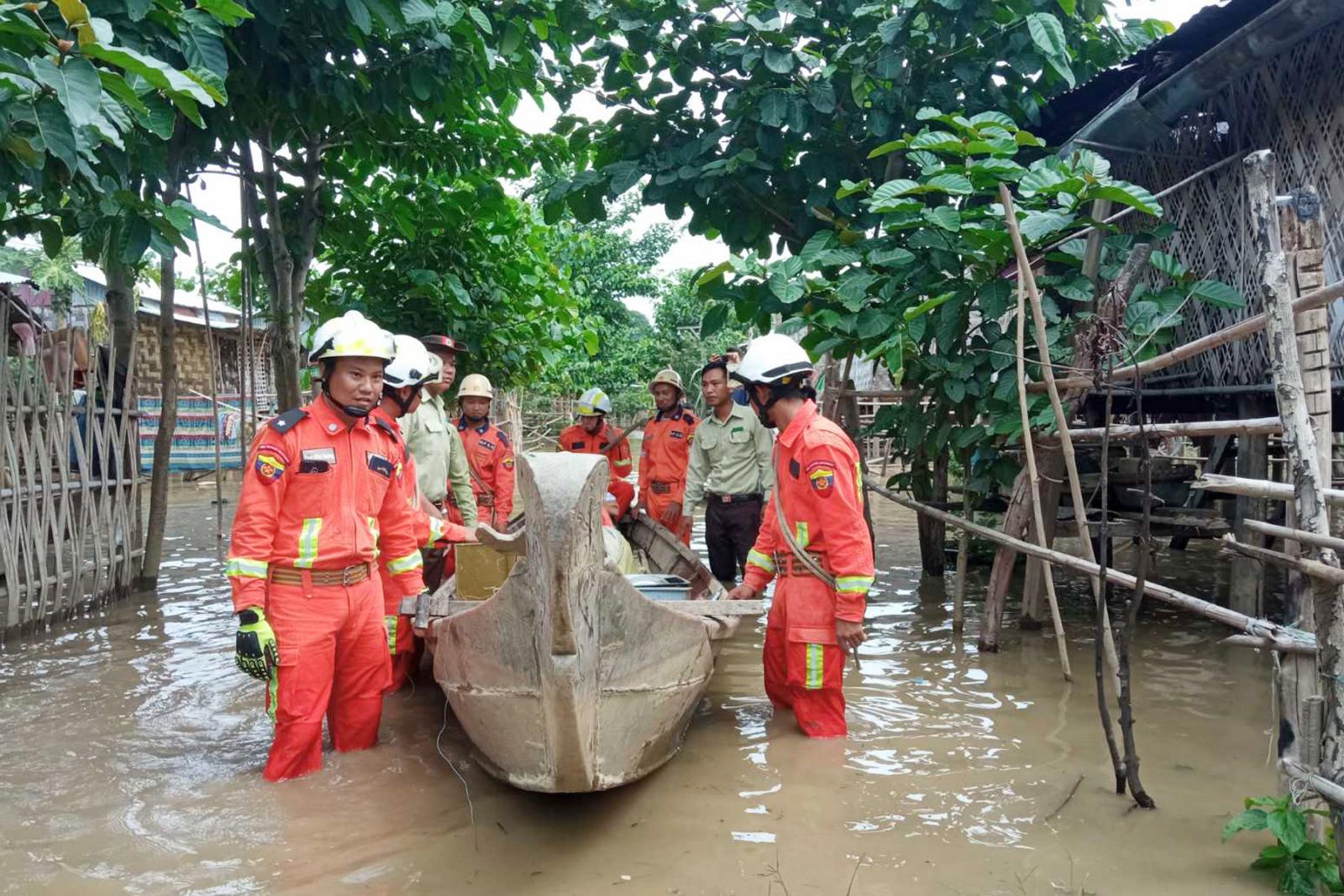ကံမမြို့၌ ဧရာဝတီမြစ်ရေ မြင့်တက်လာမှုကြောင့် ရေဝင်နစ်မြုပ်သည့် အိမ်ထောင