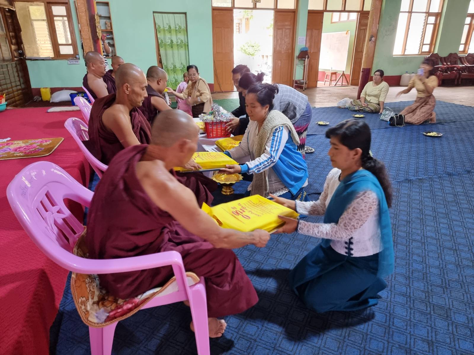 နောင်ချိုမြို့နယ် ဌာနဆိုင်ရာများစုပေါင်း၍ ဝါဆိုသင်္ကန်း ဆက်ကပ်လှူဒါန်းပ