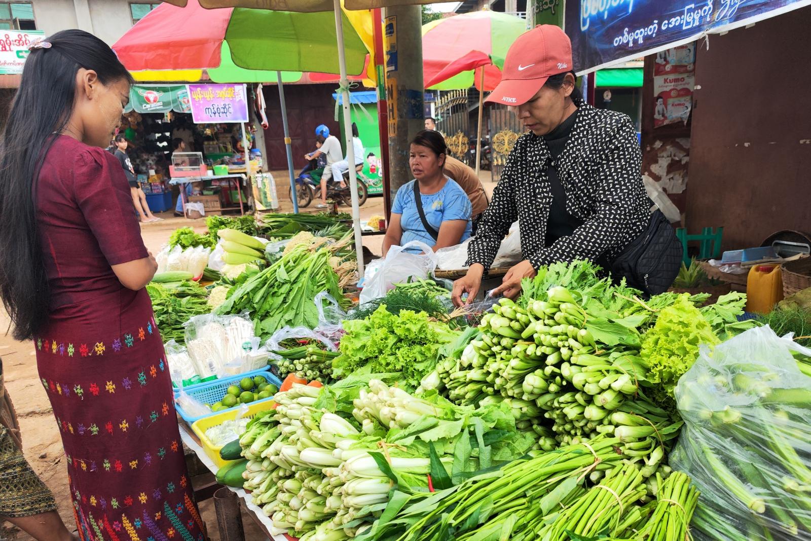 လားရှိုးမြို့တွင် စားဖိုဆောင်သီးနှံများသာ အများဆုံးရောင်းချသည့် ရေခ