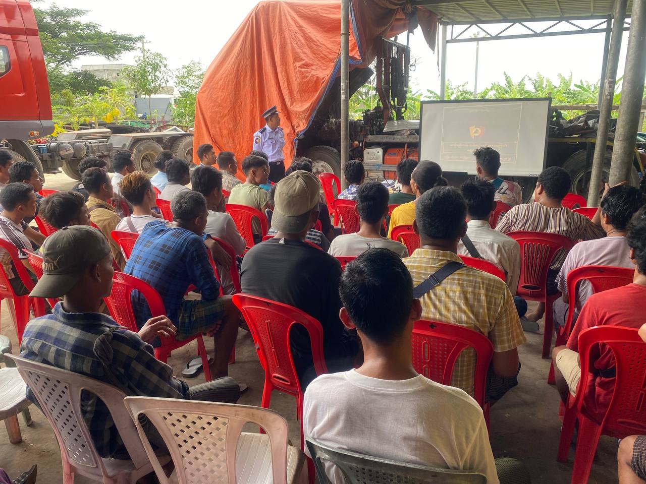 ဒဂုံမြို့သစ် ဆိပ်ကမ်း မြို့နယ်တွင် တွဲကားယာဥ် မောင်းနှင်းသူများအား ယာဥ
