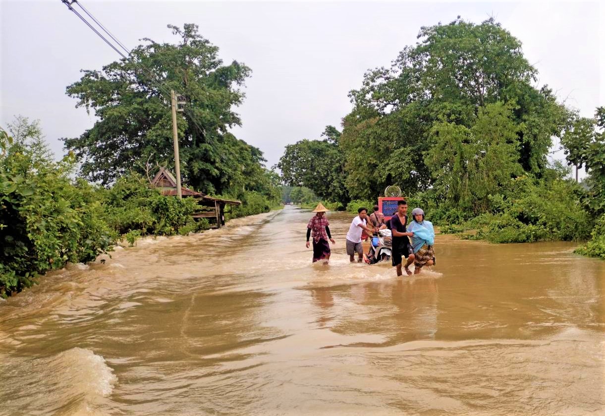 မိုးအဆက်မပြတ်ရွာသွန်းမှုကြောင့် လှိုင်းဘွဲ ဘားအံ မော်တော်ကားလမ်း ရေကျော