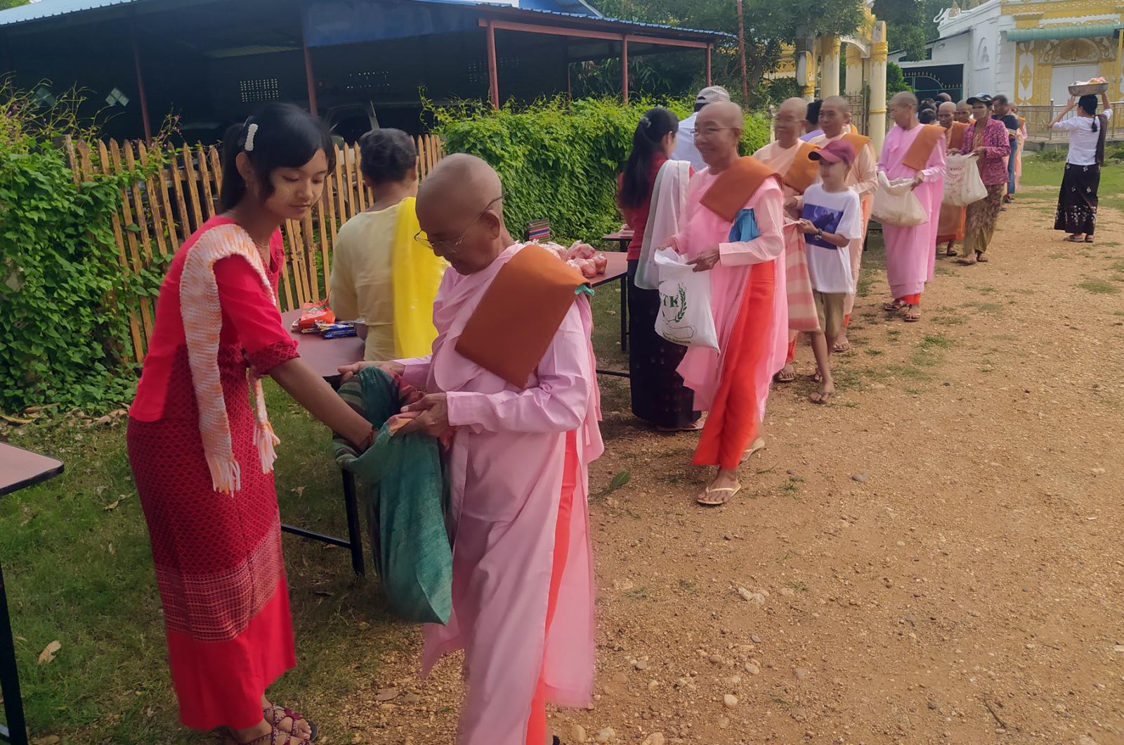 သရက်မြို့၌ ၇၁ ကြိမ်မြောက် သာသနာ့အနွယ်ဝင် သီလရှင် ၅၆ ပါးအား ဆွမ်းဆန