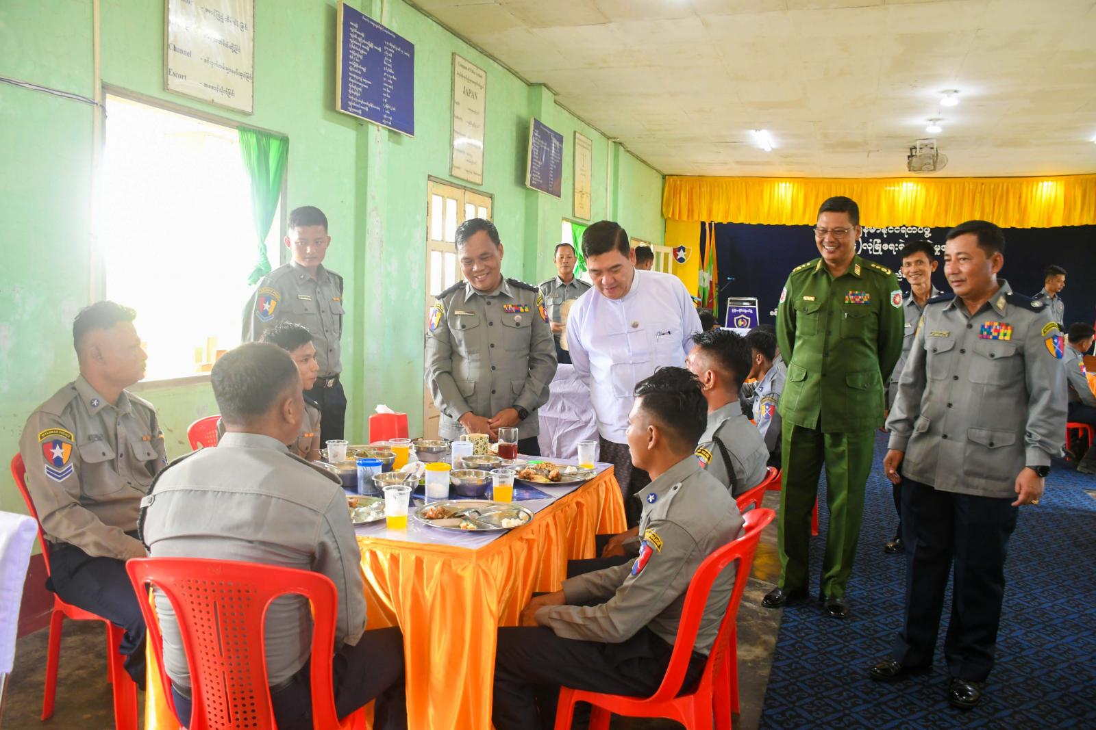 ရခိုင်ပြည်နယ်ဝန်ကြီးချုပ် ဦးထိန်လင်း ရဲတပ်ဖွဲ့ဝင်များနှင့် အထူးနေ့လယ်စာ