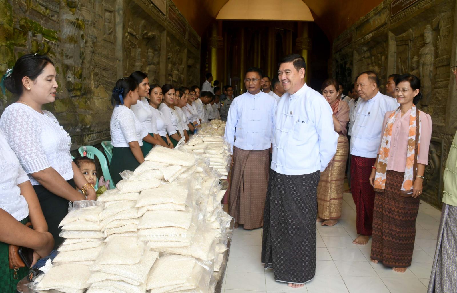 ရခိုင်ပြည်နယ်ဝန်ကြီးချုပ် ဦးထိန်လင်း ရဲတပ်ဖွဲ့ဝင်များနှင့် အထူးနေ့လယ်စာ