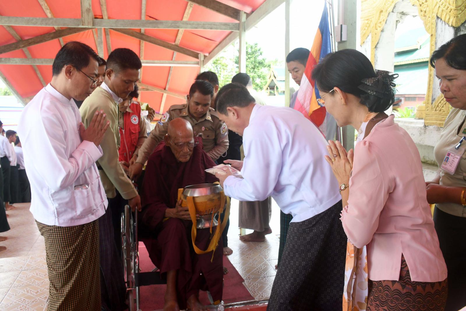 ရခိုင်ပြည်နယ်ဝန်ကြီးချုပ် ဦးထိန်လင်း ရဲတပ်ဖွဲ့ဝင်များနှင့် အထူးနေ့လယ်စာ