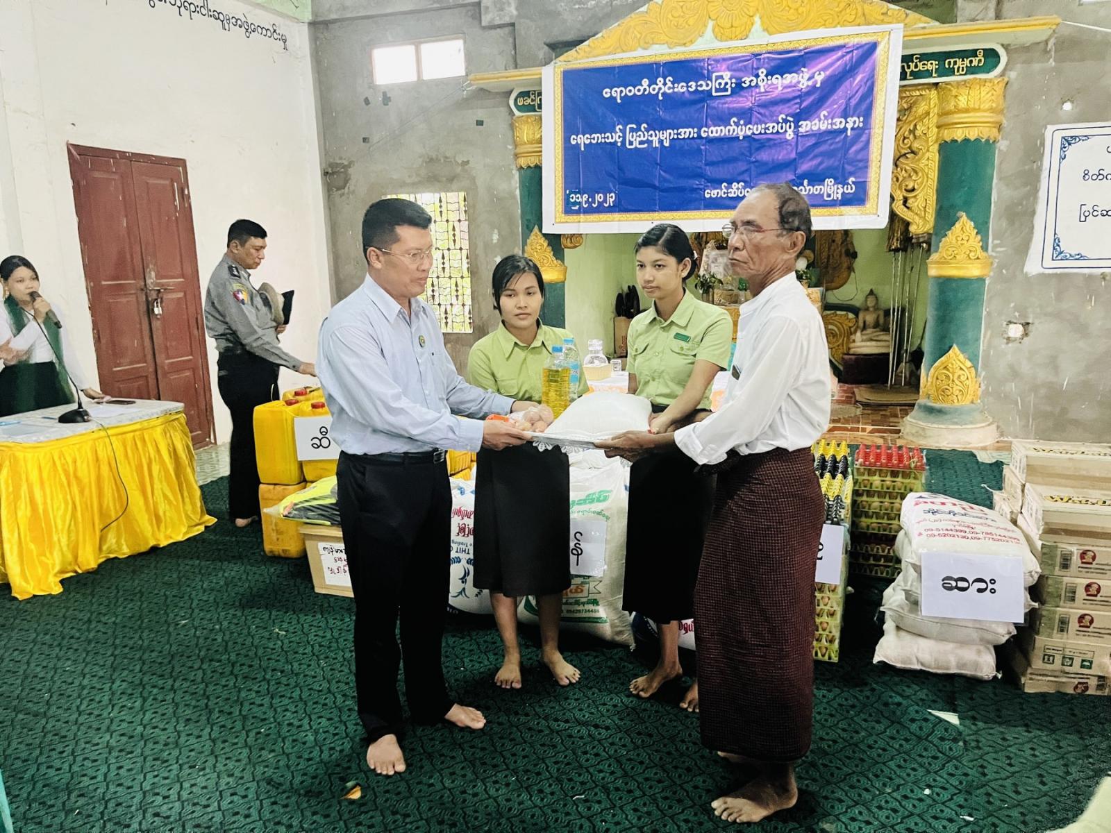 ဧရာဝတီတိုင်းဒေသကြီးအစိုးရအဖွဲ့ ဝန်ကြီးချုပ် ဦးတင်မောင်ဝင်း ဟင်္သာတမြို့
