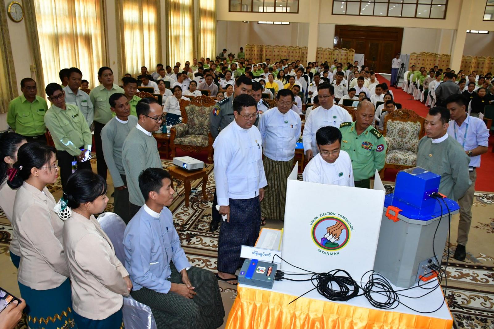 ပြည်ထောင်စုရွေးကောက်ပွဲကော်မရှင်က မြန်မာအီလက်ထရောနစ်မဲပေးစက်နှင့် စပ်လ
