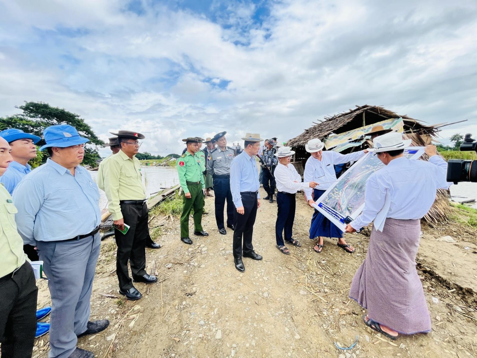 ဧရာဝတီတိုင်းဒေသကြီးအစိုးရအဖွဲ့ ဝန်ကြီးချုပ် ဦးတင်မောင်ဝင်း ဟင်္သာတမြို့