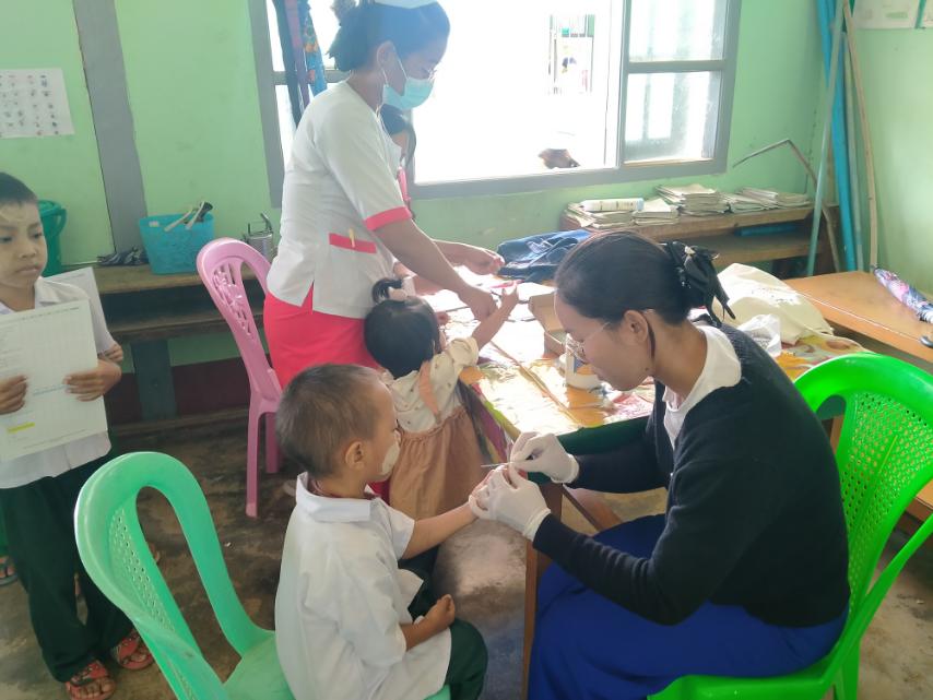 လဲချားမြို့နယ် အ မ က နောင်ပန် ကျေးရွာကျောင်းတွင် ကျောင်းကျန်းမာရေးကွင