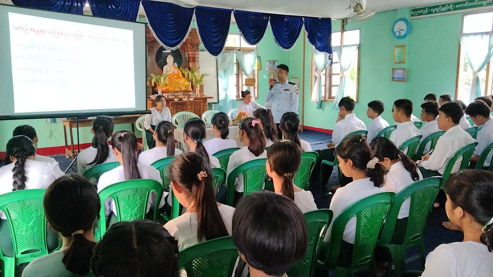 မြဝတီမြို့၌ ကျောင်းသား၊ ကျောင်းသူများ ယာဉ်စည်းကမ်း၊ လမ်းစည်းကမ်းဆိုင်ရာ