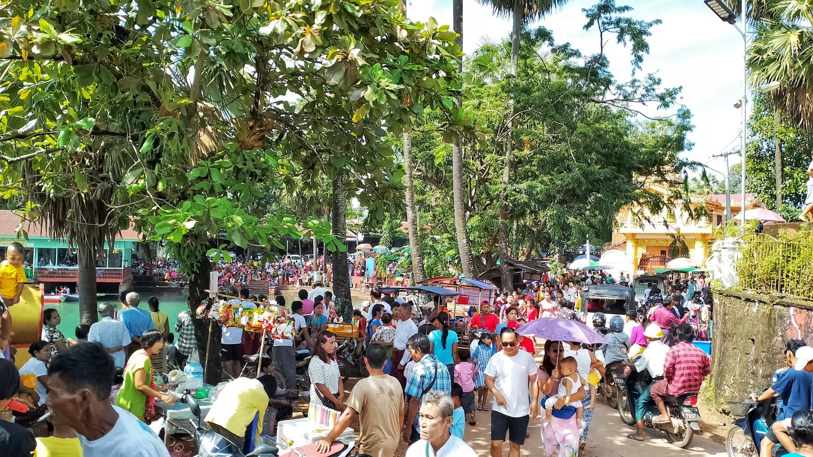 မုဒုံမြို့တွင် သီတင်ကျွတ်လပြည့်နေ့ ဘုရာစေတီပုထိုးများ၌ ဘုရားဖူးပြည်သူမ