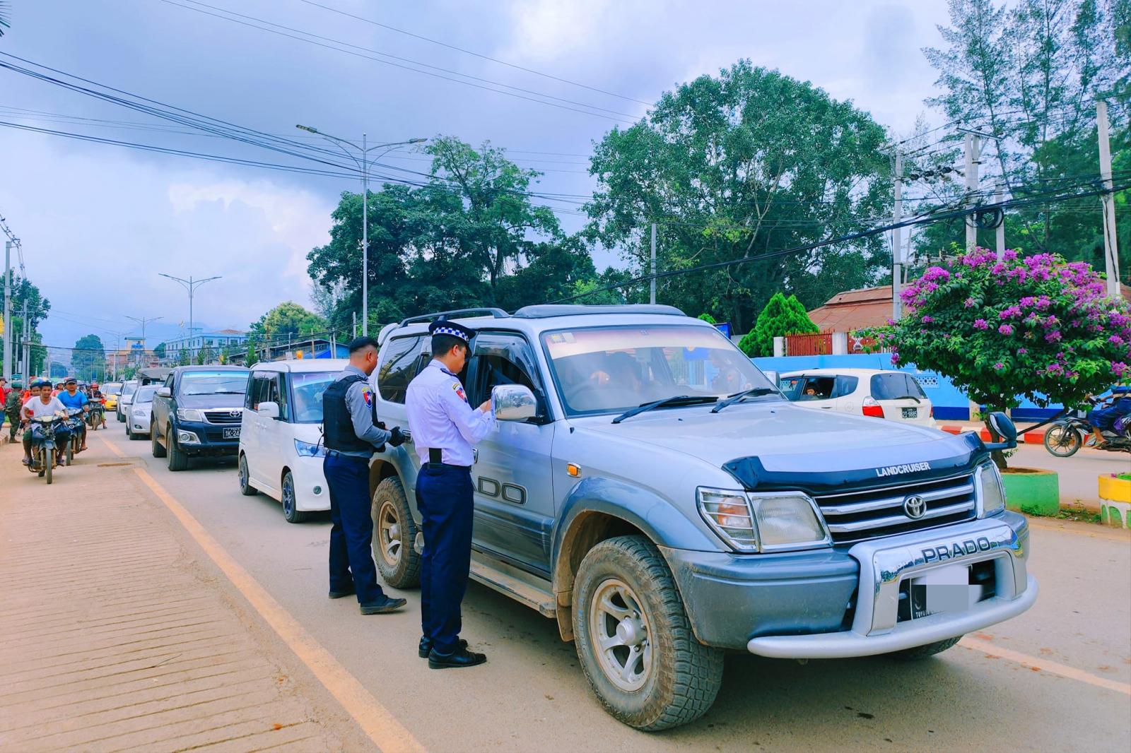 လားရှိုးမြို့တွင် ယာဉ်စည်းကမ်း၊ လမ်းစည်းကမ်းလိုက်နာမှုမရှိဘဲ ယာဉ်မောင်းနှင်သူများကို စစ