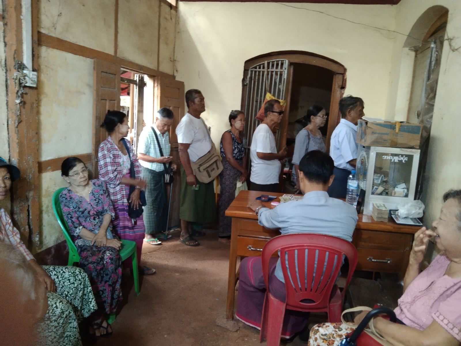 ကော့ကရိတ်မြို့ မြန်မာ့စီးပွားရေးဘဏ်၌ အငြိမ်းစားဝန်ထမ်းများ၏ ပင်စင်လစာမ
