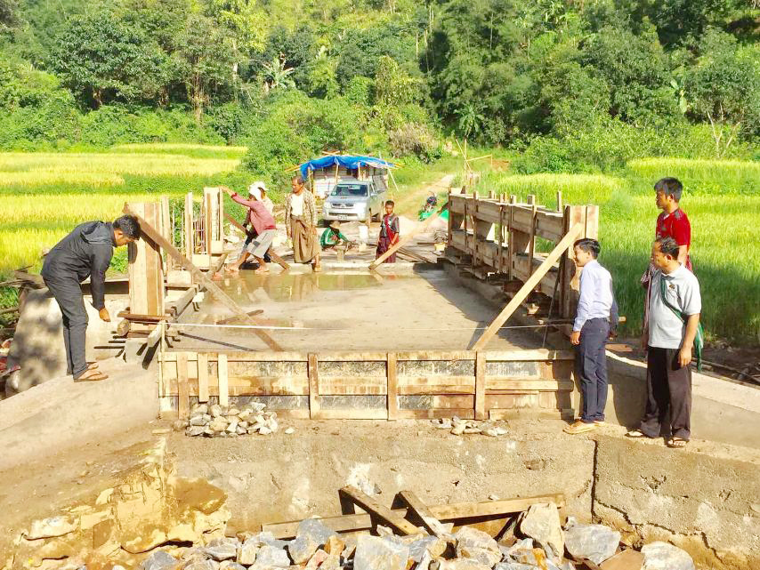 ဆီဆိုင်မြို့နယ် ကျောင်းခမ်းကျေးရွာတွင် ကွန်ကရစ်တံတားတည်ဆောက်ခြင်းလုပ်ငန်းအား ကွင်းဆင်းကြည့်ရှုစစ