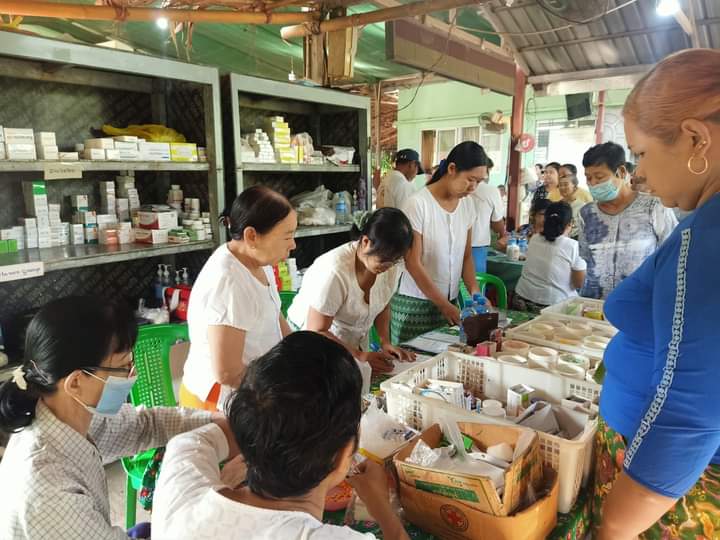 ဒိုက်ဦးမြို့ အနန္တဂုဏ်ရည်ဆေးခန်း၌ လူနာများအား အပတ်စဉ်အခမဲ့ကုသပေး