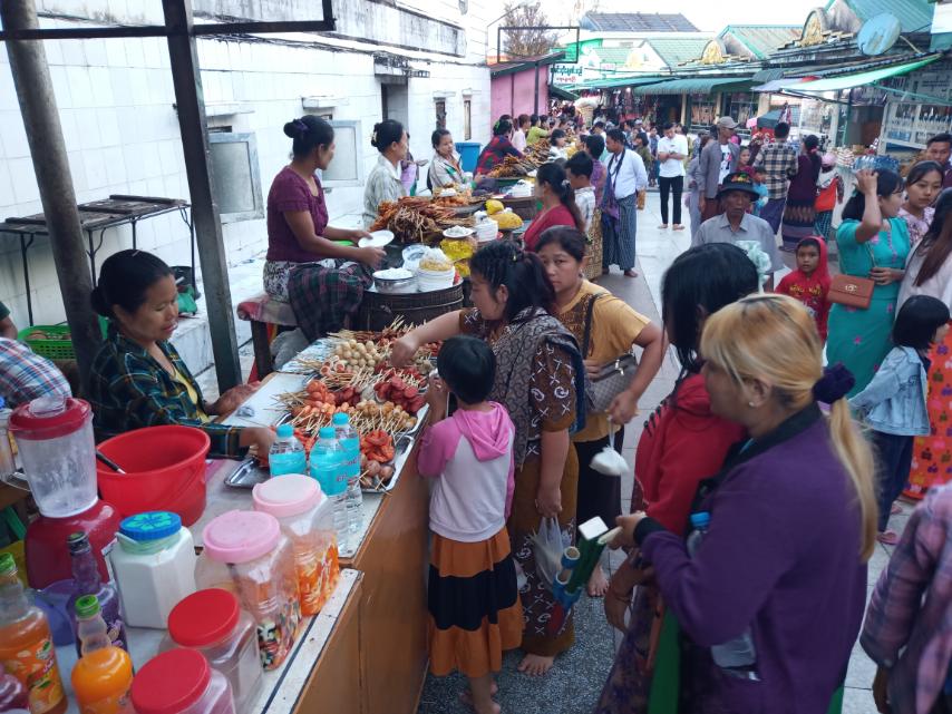 သီတင်းကျွတ်ပွဲတော်ကာလတွင် ဆံတော်ရှင်ကျိုက်ထီးရိုးစေတီတော်အား ဘုရားဖူးပ