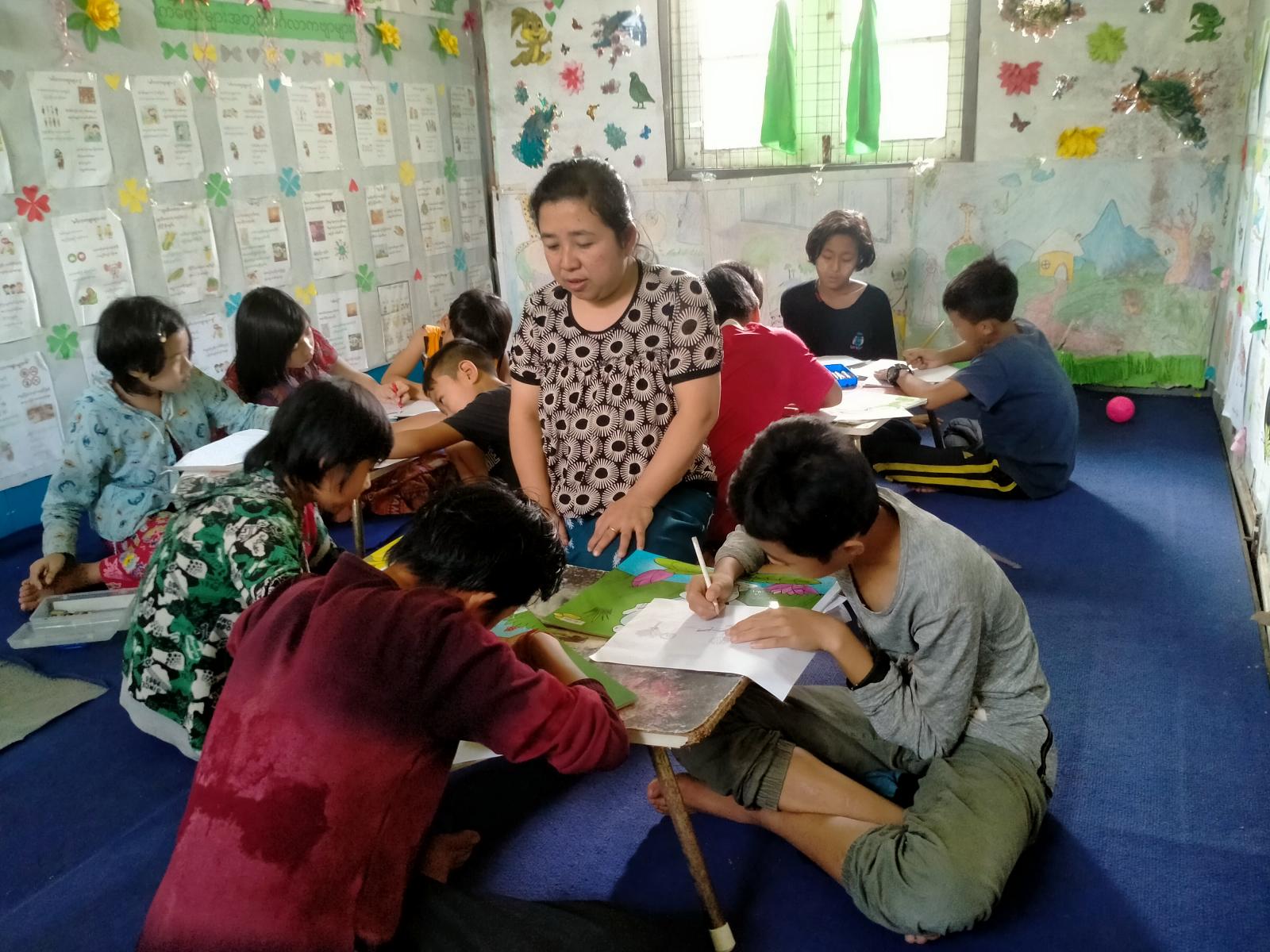 သံတောင်ကြီးမြို့နယ်ပြည်သူ့စာကြည့်တိုက်တွင်စိတ်ကြိုက်ပန်းချီ ပြိုင်ပွဲပ